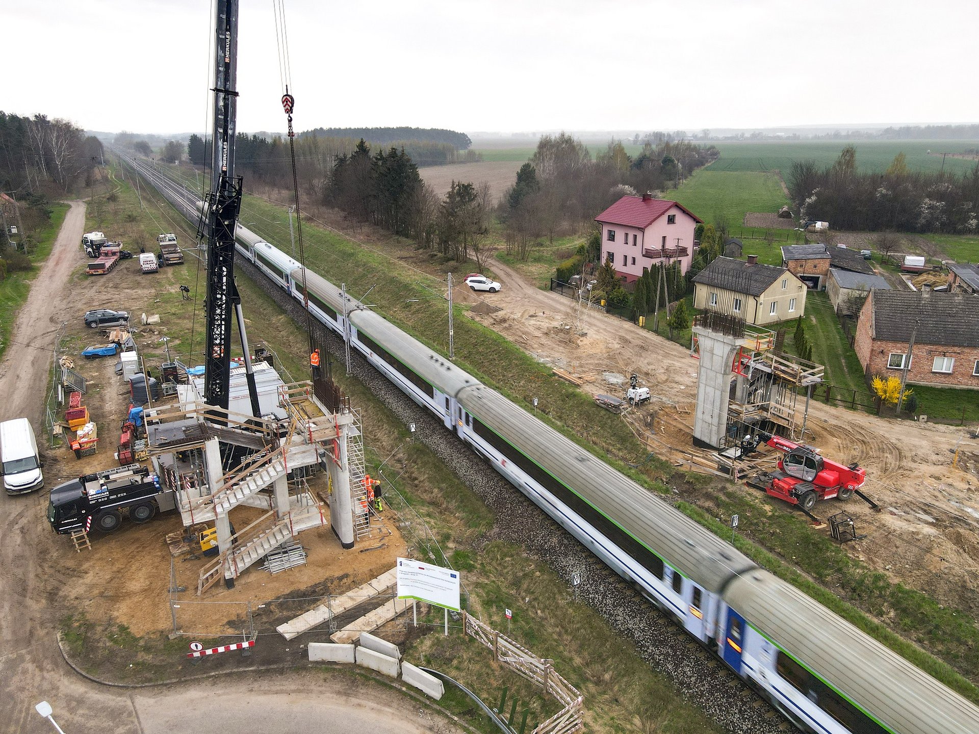 W Ciechanowie montowany jest wiadukt nad torami - PKP Polskie Linie Kolejowe S.A.