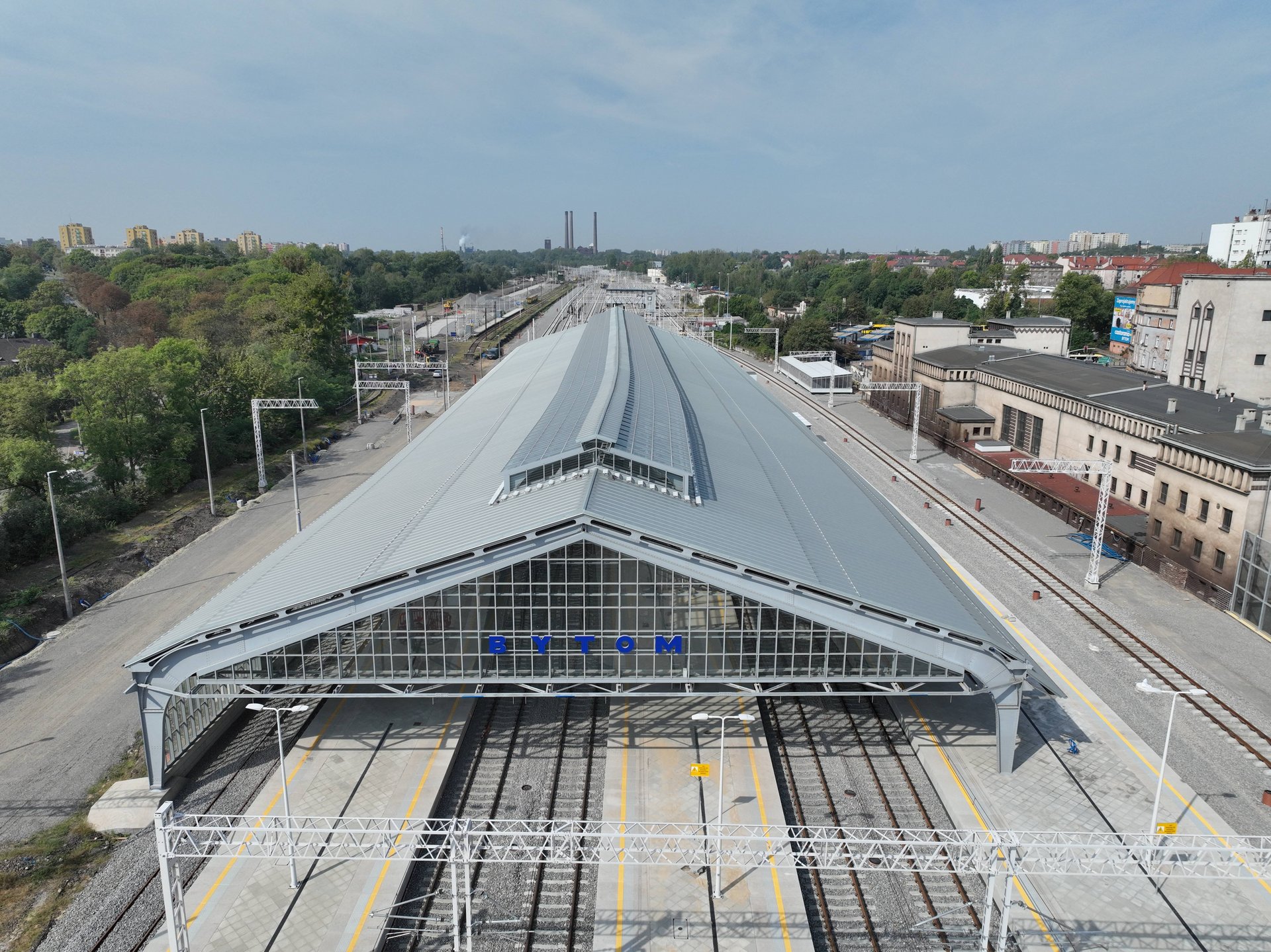 Spod wiaty do pociągu na stacji Bytom - PKP Polskie Linie Kolejowe S.A.