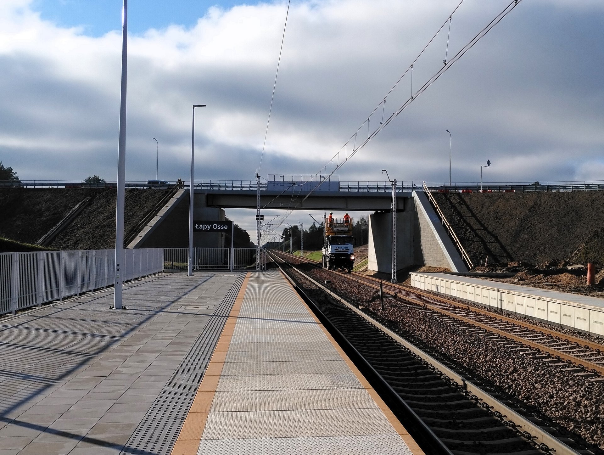 Rail Baltica: wiadukt nad torami w Łapach zwiększa bezpieczeństwo - PKP Polskie Linie Kolejowe S.A.