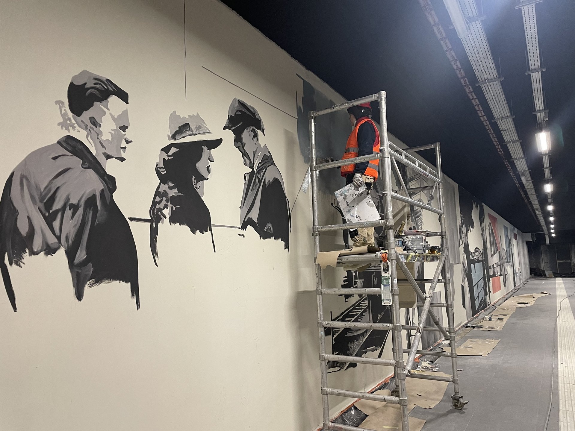 Historia kolei w obrazkach – malujemy mural w nowym przejściu ...