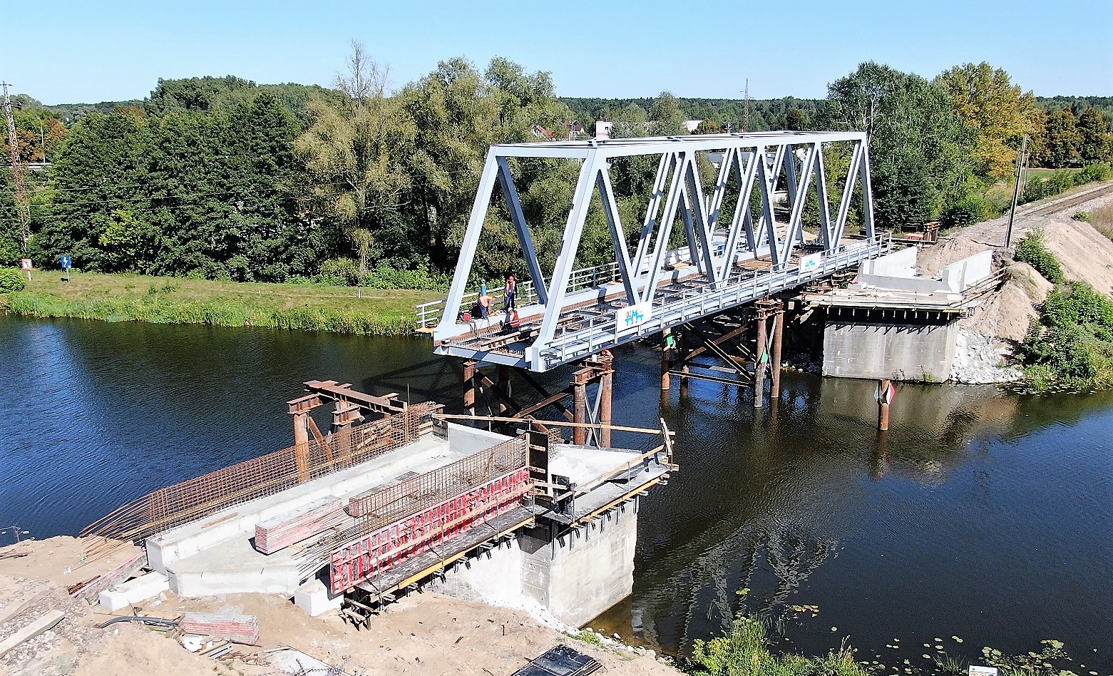 Nowy most kolejowy już nad Kanałem Żerańskim - PKP Polskie Linie Kolejowe S.A.
